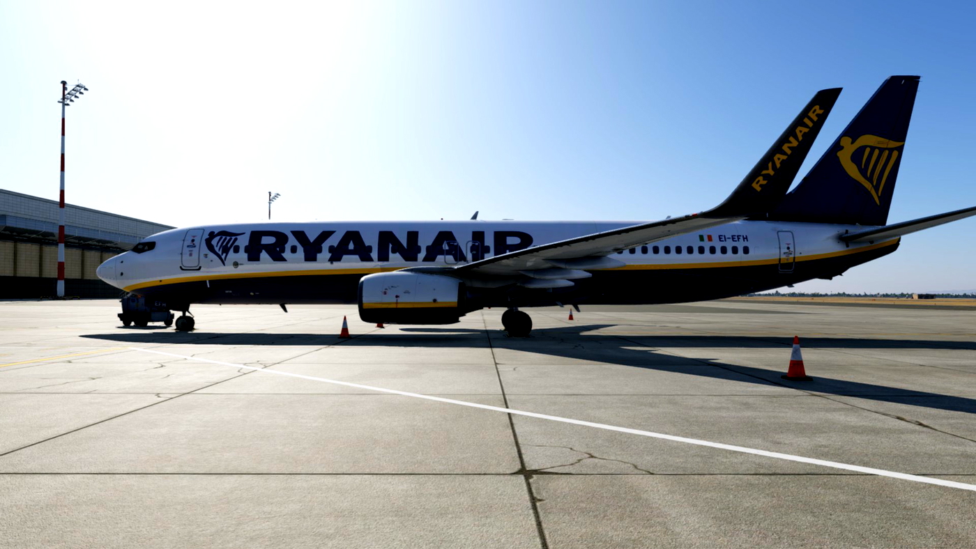Atarium's Ryanair livery(4K), +window tint increase | X-Plane.to